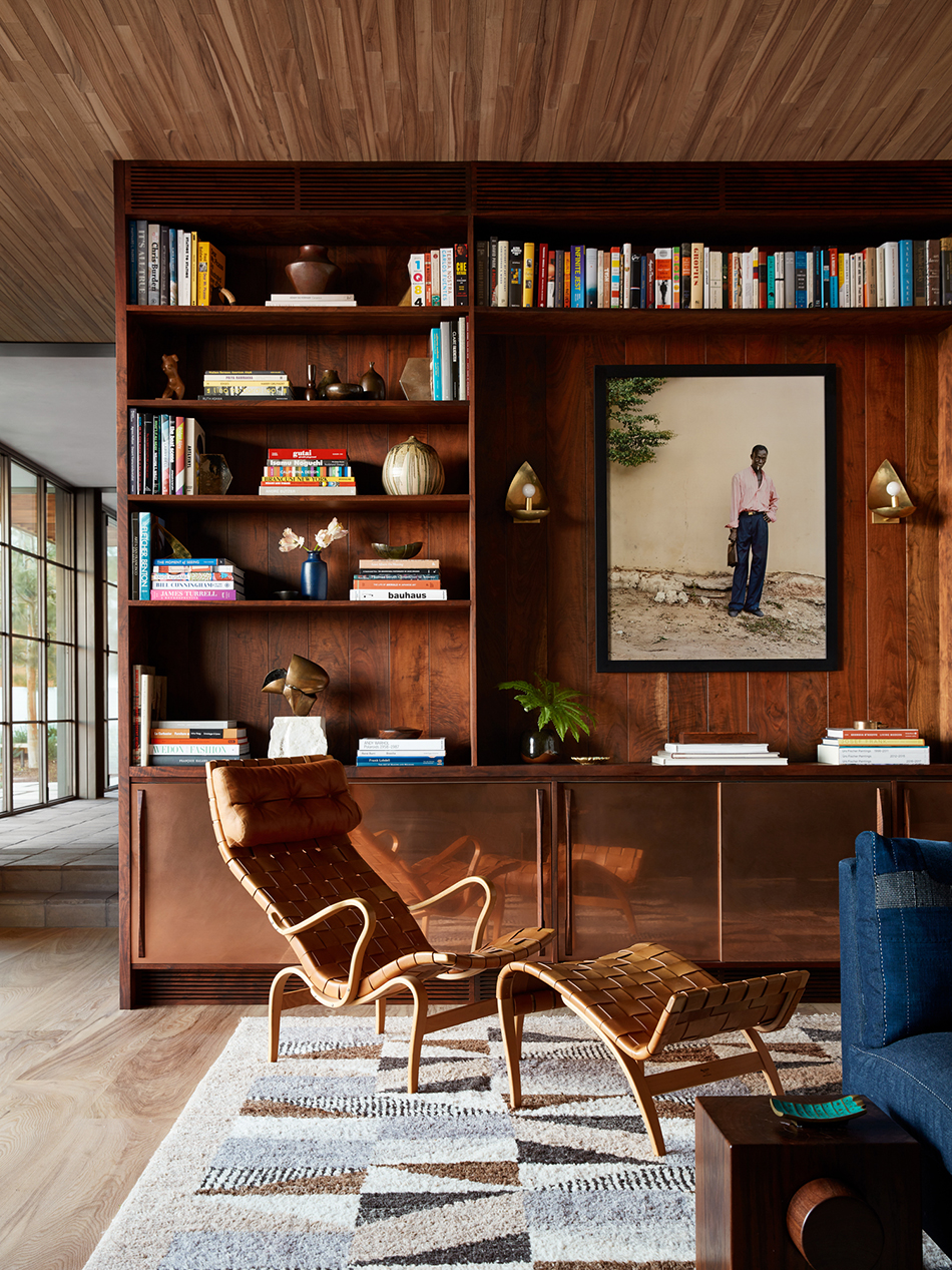 See some interiors with interesting inspirations bookshelves.